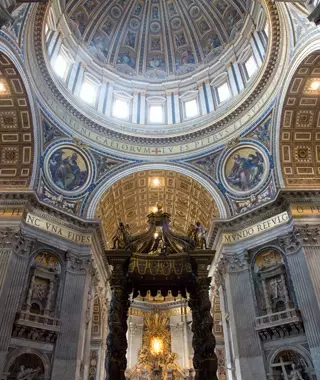 នៅខាងក្នុងវិហារ St. Peter's Basilica នៅទីក្រុង Vatican ក្នុងទីក្រុងរ៉ូម ប្រទេសអ៊ីតាលី