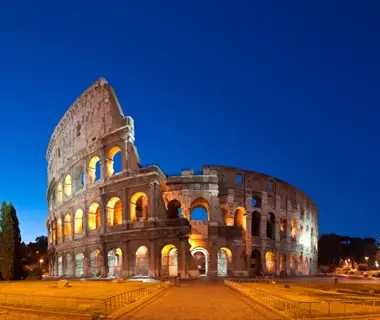 li derveyî Colosseum bi şev li Romayê, Îtalya