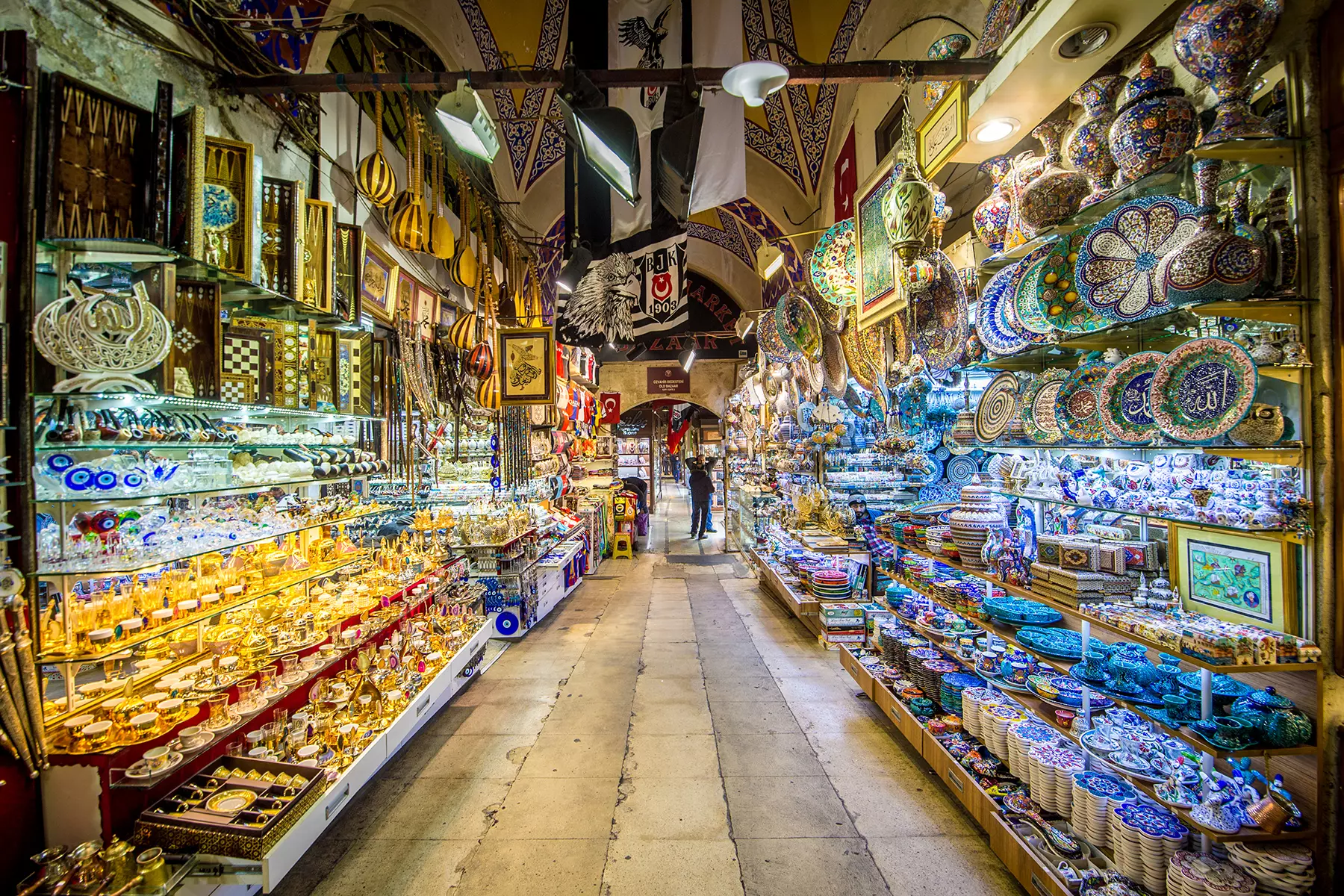 Traditionell Geschir an aner Saachen, déi um Grand Bazaar zu Istanbul, Tierkei verkaaft ginn, ee vun de meescht besichte Landmarken an eelste ëffentleche Mäert vum Land.
