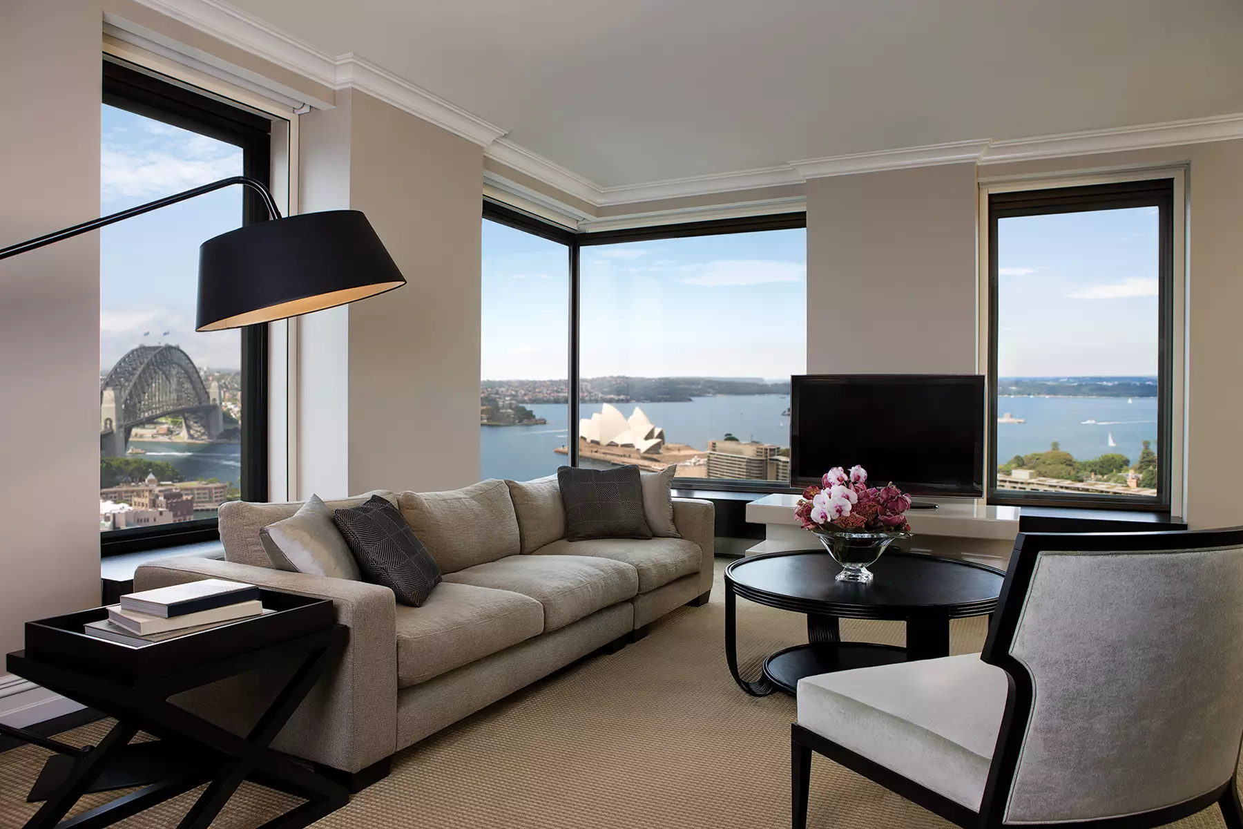 Поглед од дневната соба во хотелот Four Seasons Sydney