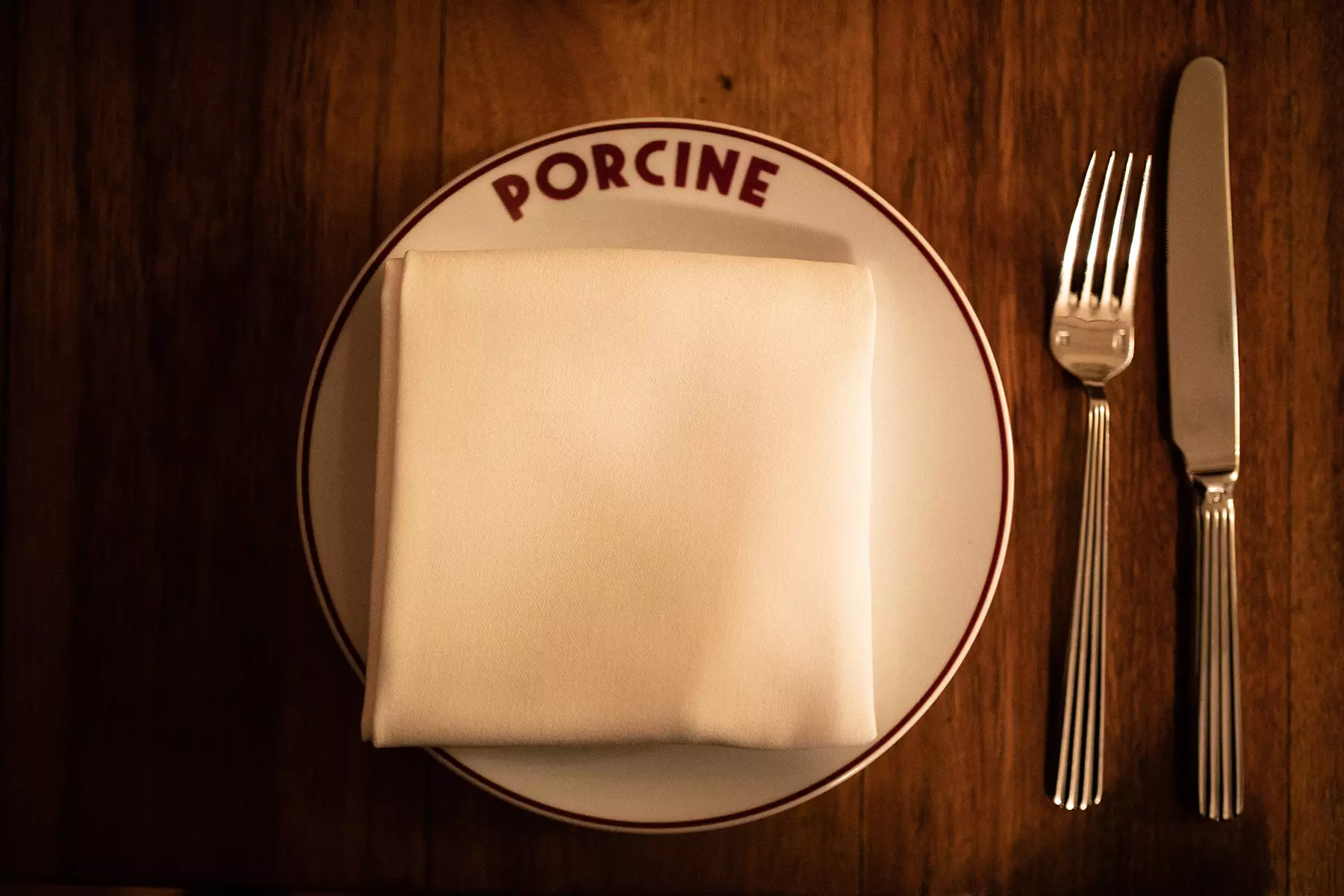 A dinner setting fomu Porcine