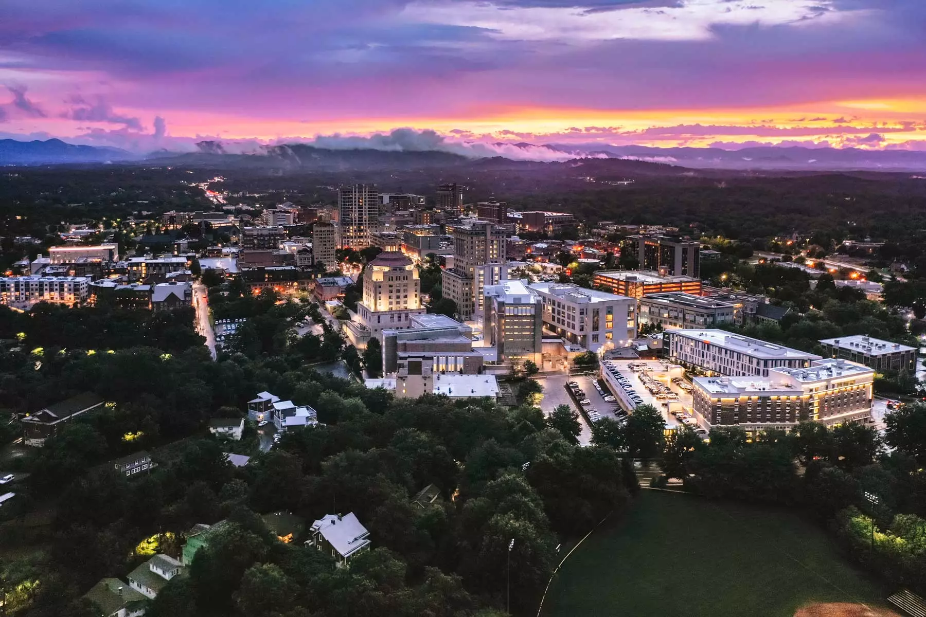 Asheville, Ziemeļkarolīna, skats no gaisa saulrietā