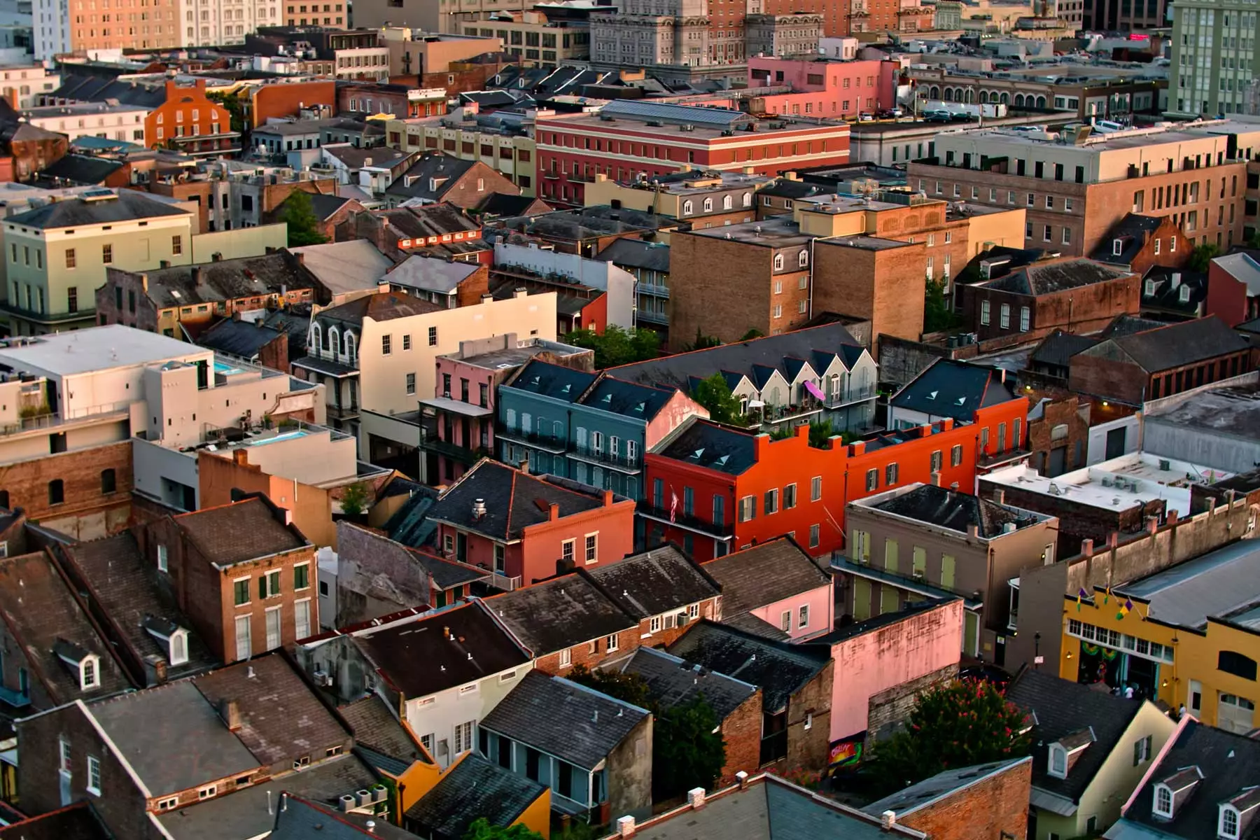 Toma aérea de los tejados del Barrio Francés de Nueva Orleans