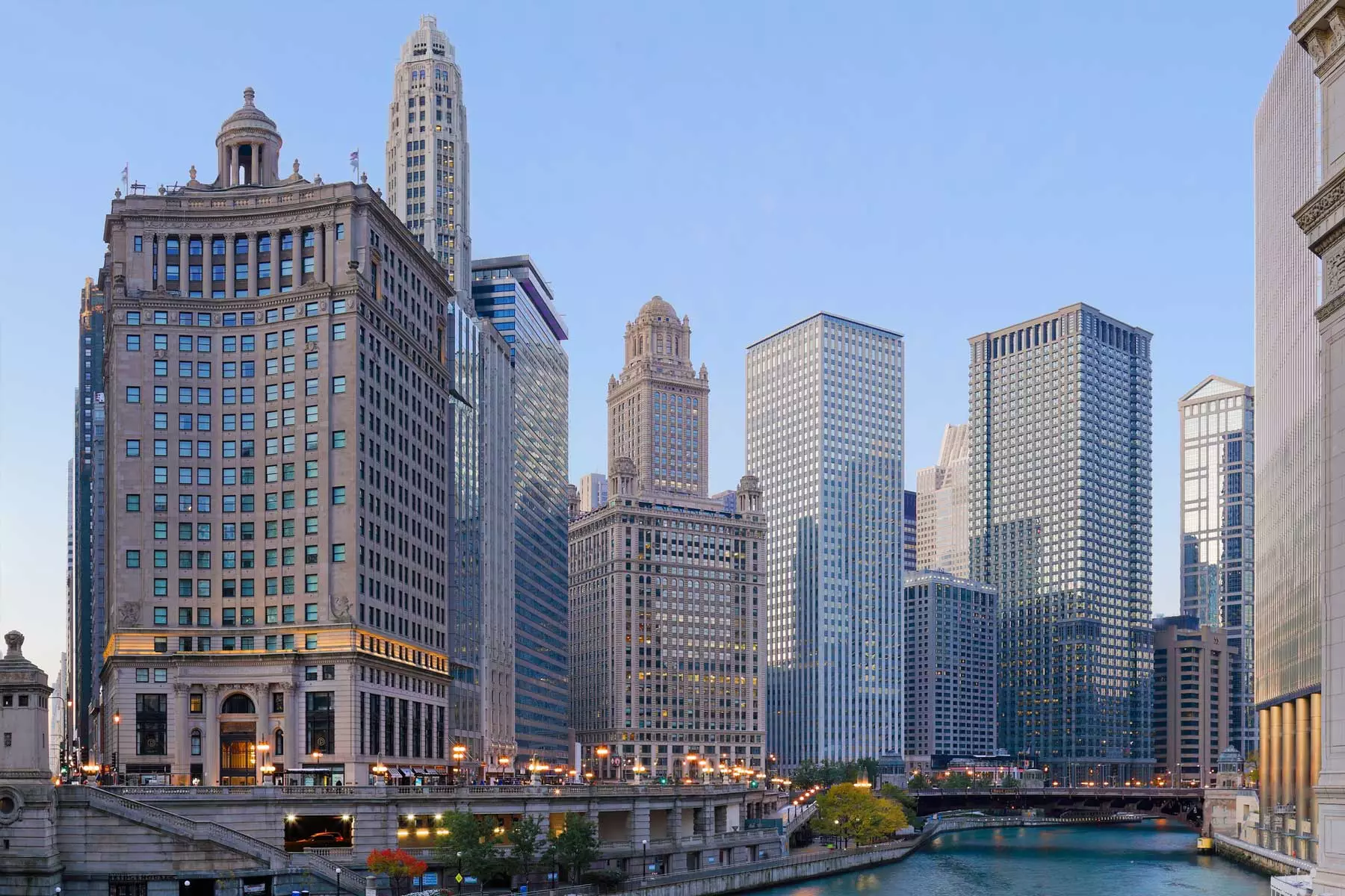 Udsigt i dagtimerne af skyskraberne langs Chicago-floden.