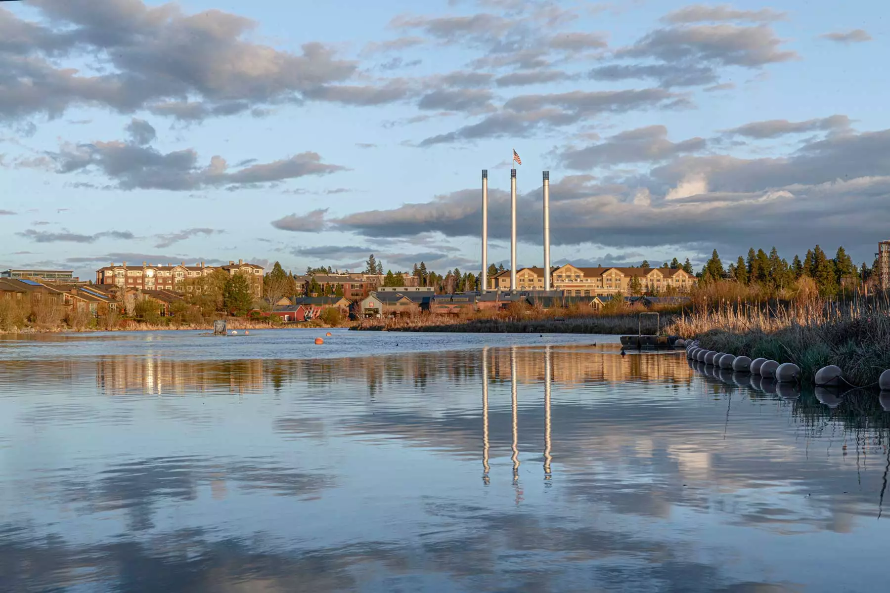 Ajuste de la luna llena sobre Old Mill District en Bend, Oregon