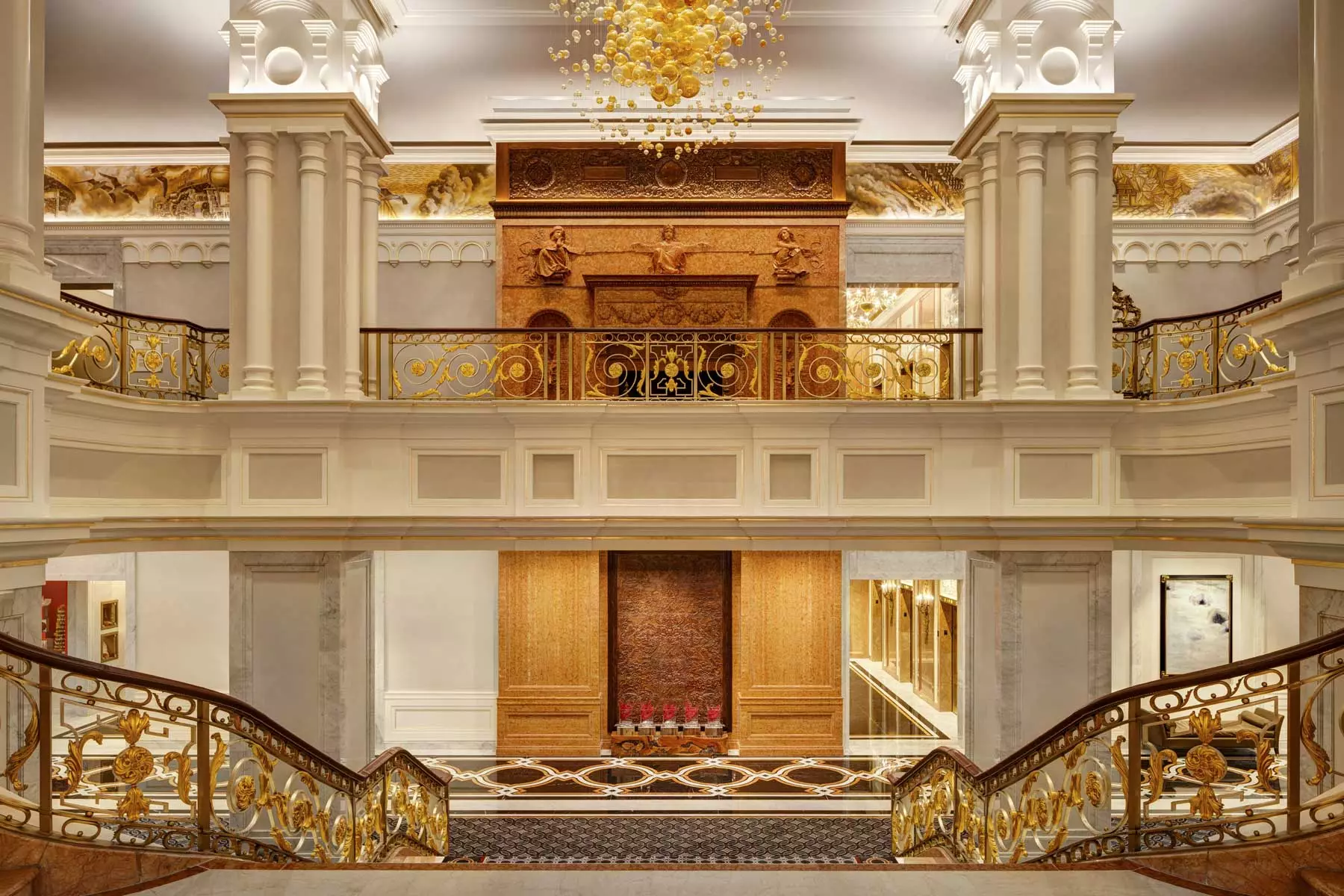 Вестыбюль у The Lotte New York Palace, прызнаны адным з лепшых гатэляў Нью-Ёрка