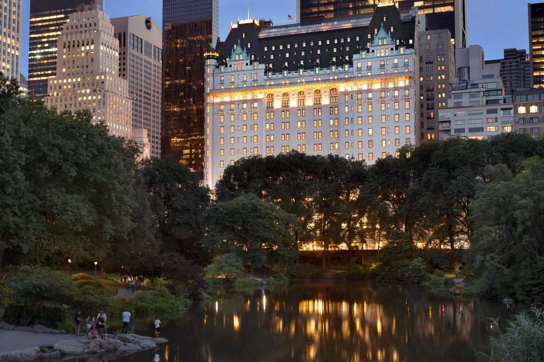 The Plaza Hotelaren gaueko kanpoko ikuspegia, New Yorkeko hotel onenetako bat izendatu zuten