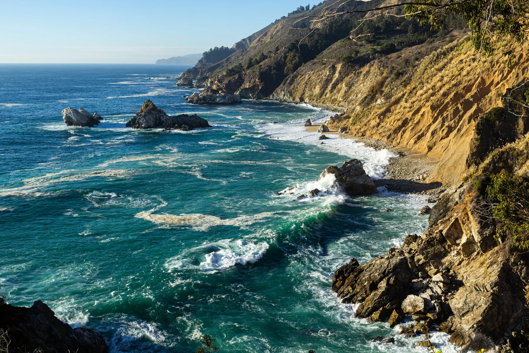 Ombak di sepanjang Pantai California Utara