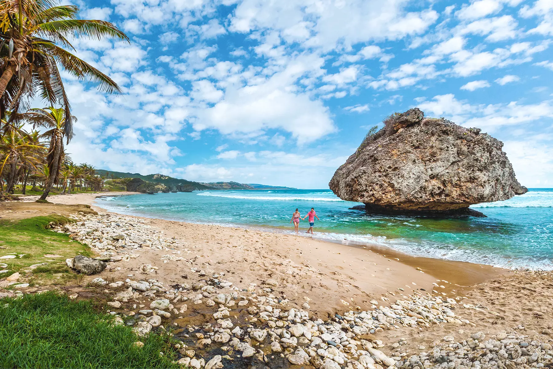 Oameni care se trezesc pe plaja Bathsheba din Barbados