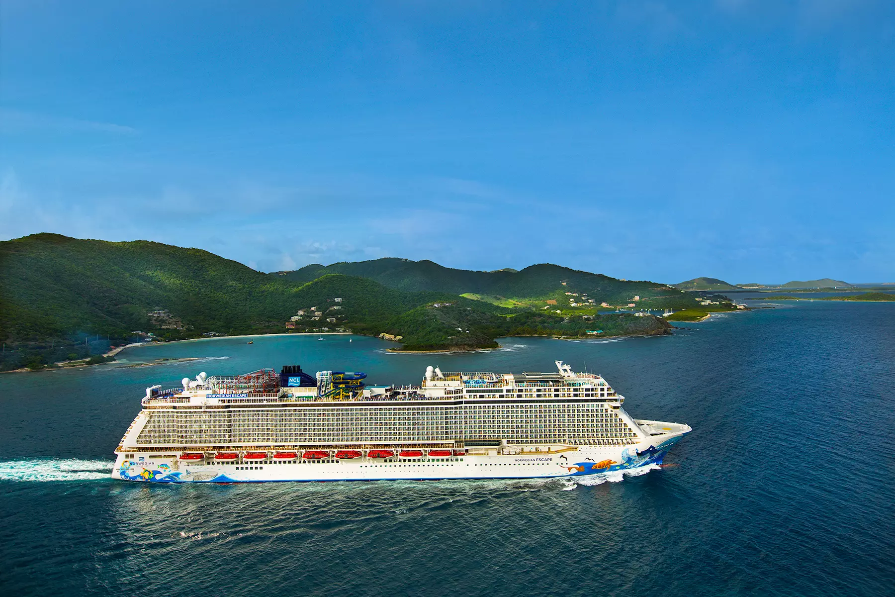 Norwegian Escape navigând pe lângă Tortola