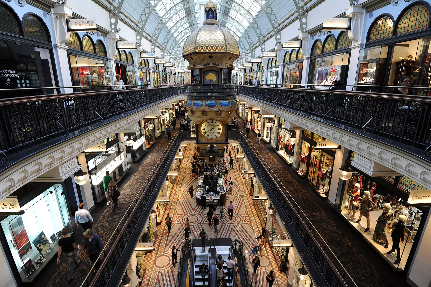 Shoppers folje it Queen Victoria Building