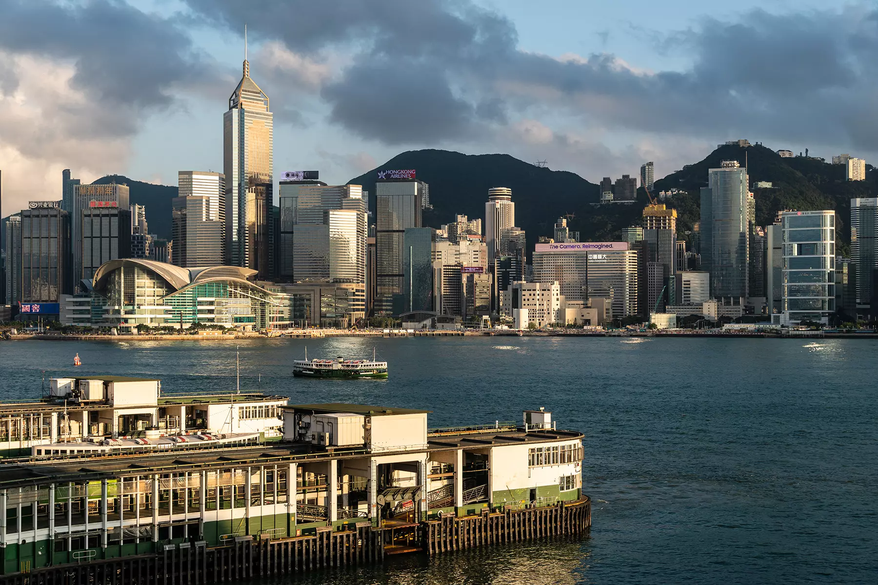 Tsim Sha Tsui tauraruwar jirgin ruwa tare da sararin samaniyar tsibirin Hong Kong