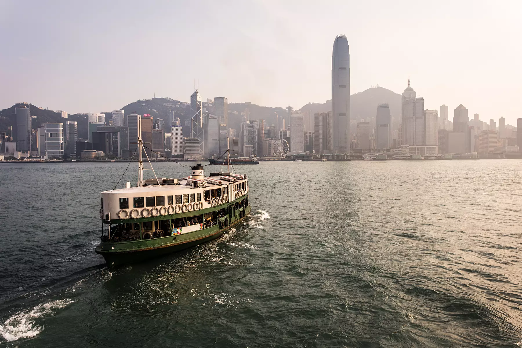Trajekt zvijezda napušta pristanište Tsim Sha Tsui u Kowloonu kako bi u zalazak sunca stigao do središnjeg pristaništa na otoku Hong Kong