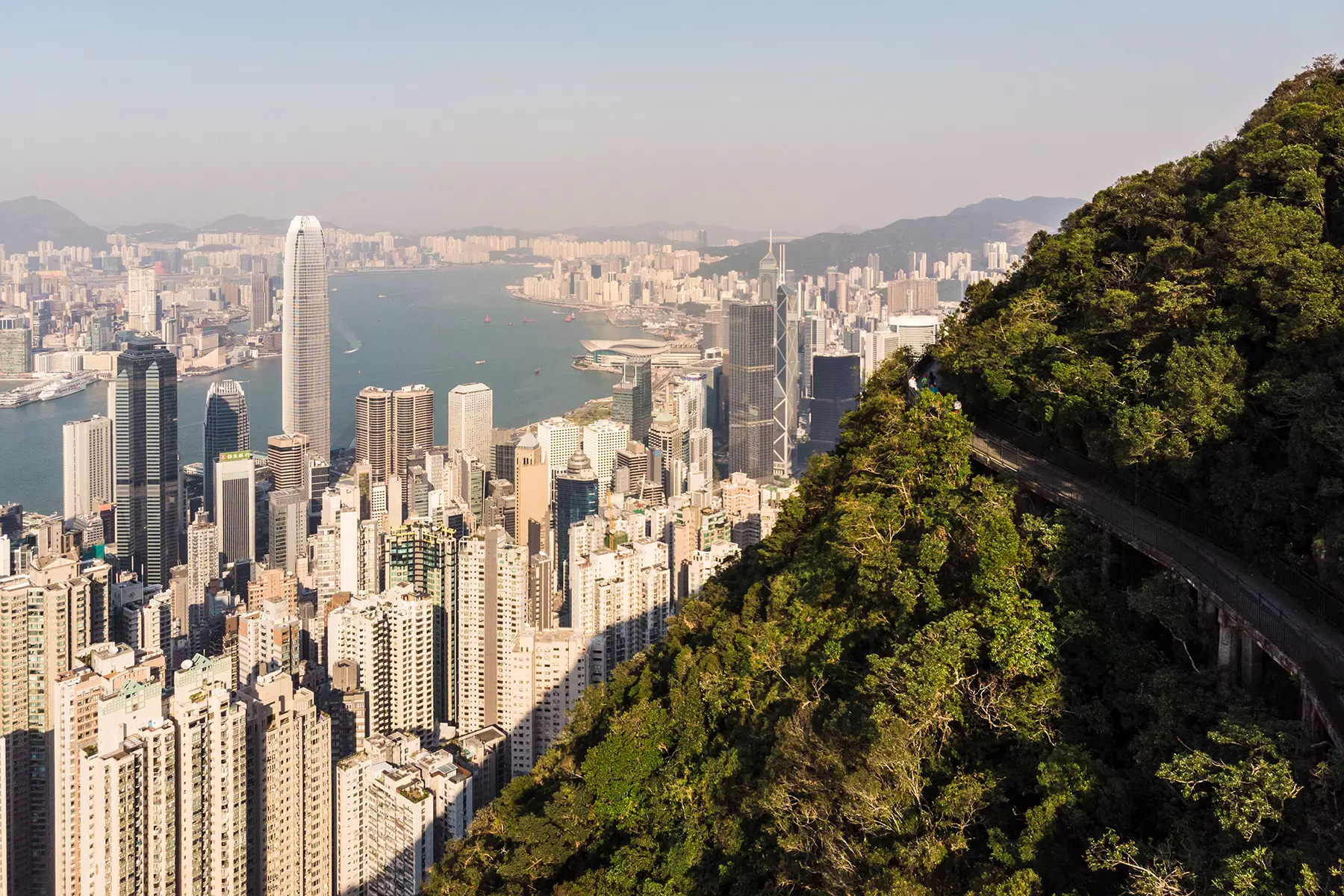 Muuqaalka hawada ee aragtida caanka ah ee Lugard Road ee Victoria Peak ee jasiiradda Hong Kong, Hong Kong SAR ee Shiinaha