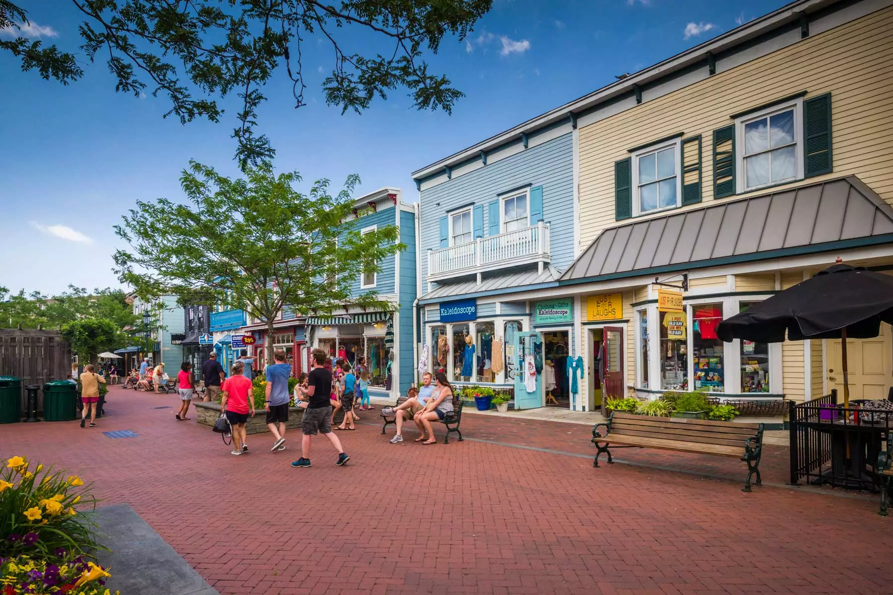 Küçük şirin sahil kasabası mağazaları ile Cape May, NJ sokaklarında yürüyen insanlar