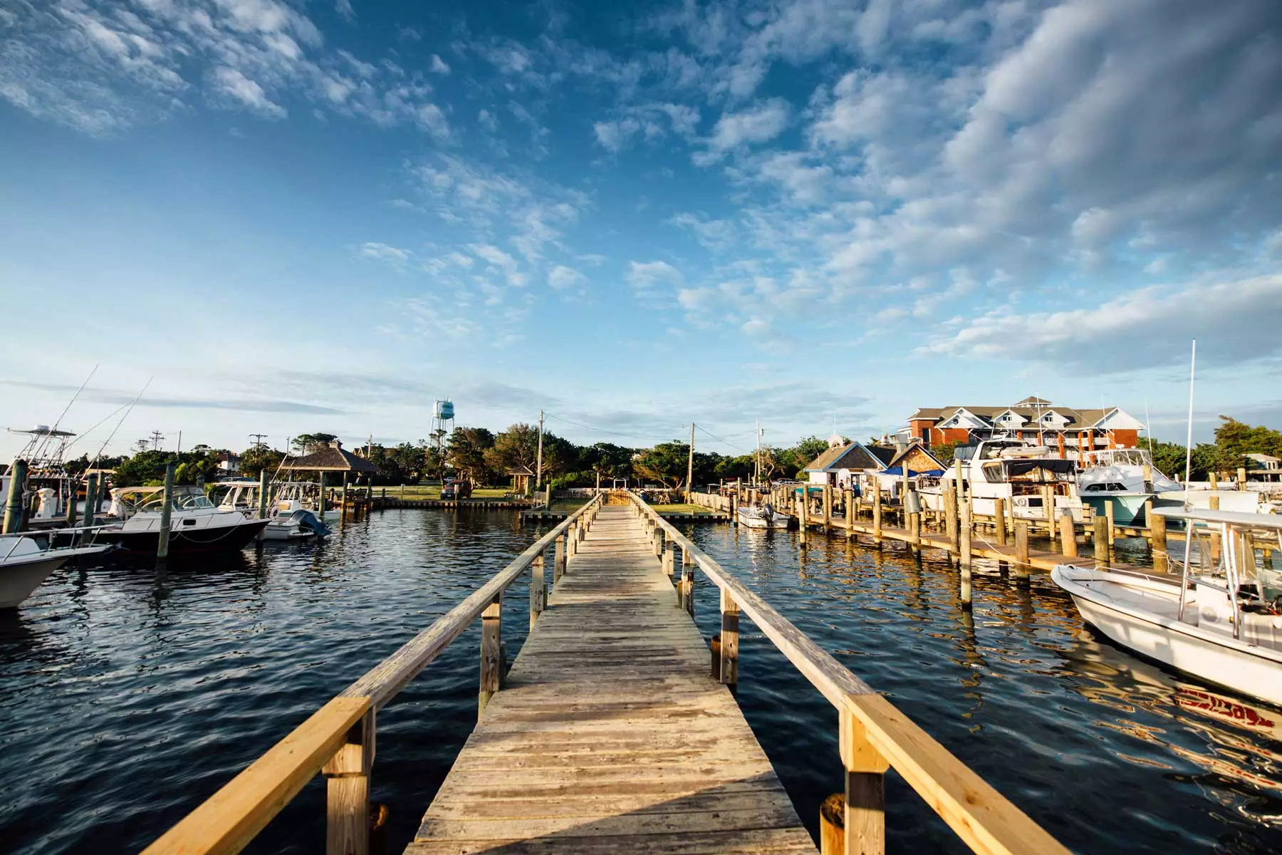 Ocracoke, Kuzey Carolina'daki bir yat limanında uzun bir iskelenin geniş açısı