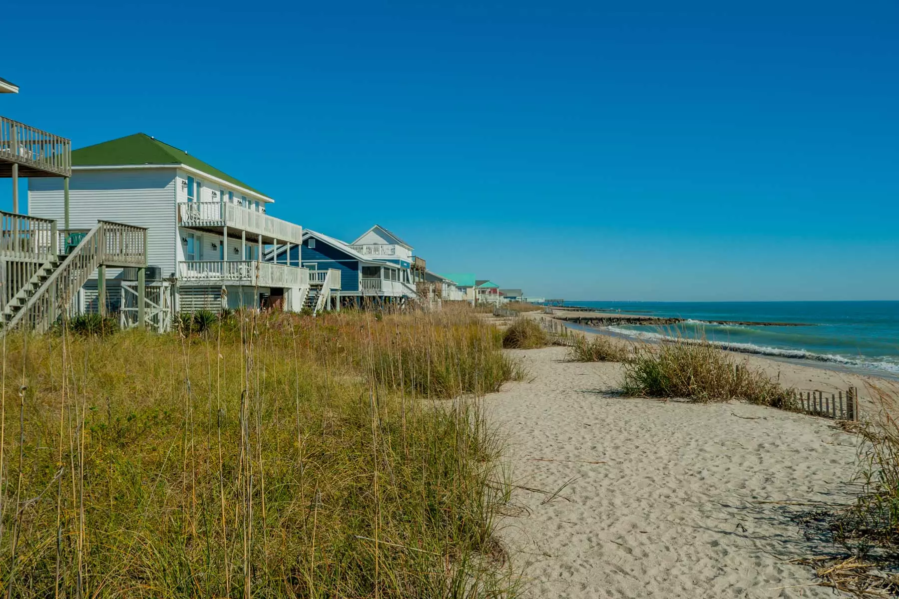 Huizen langs een strand op Edisto Island in South Carolina, VS.