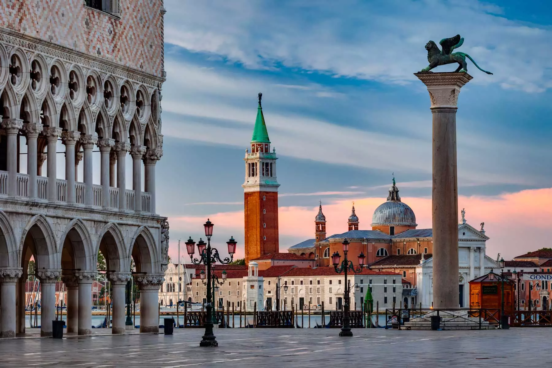 从圣马可广场到圣乔治马焦雷教堂，左侧是总督府（Palazzo Ducale）。圣马克的飞狮是威尼斯市的象征