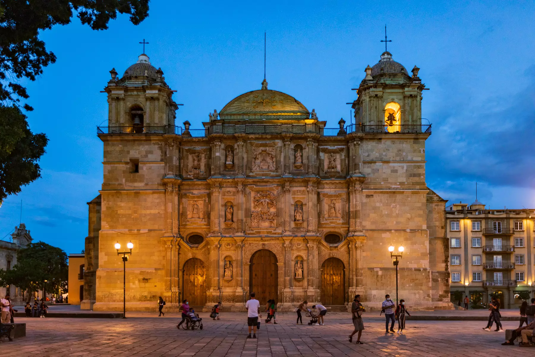 Människor går framför katedralen i Oaxaca City, under en rundtur i delstaten Oaxaca den 12 augusti 2021 i Oaxaca, Mexiko.