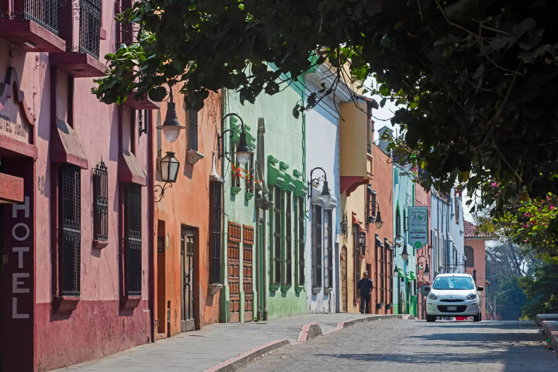 Strada con case coloniali color pastello e hotel nella città di Cuernavaca, stato di Morelos, Messico