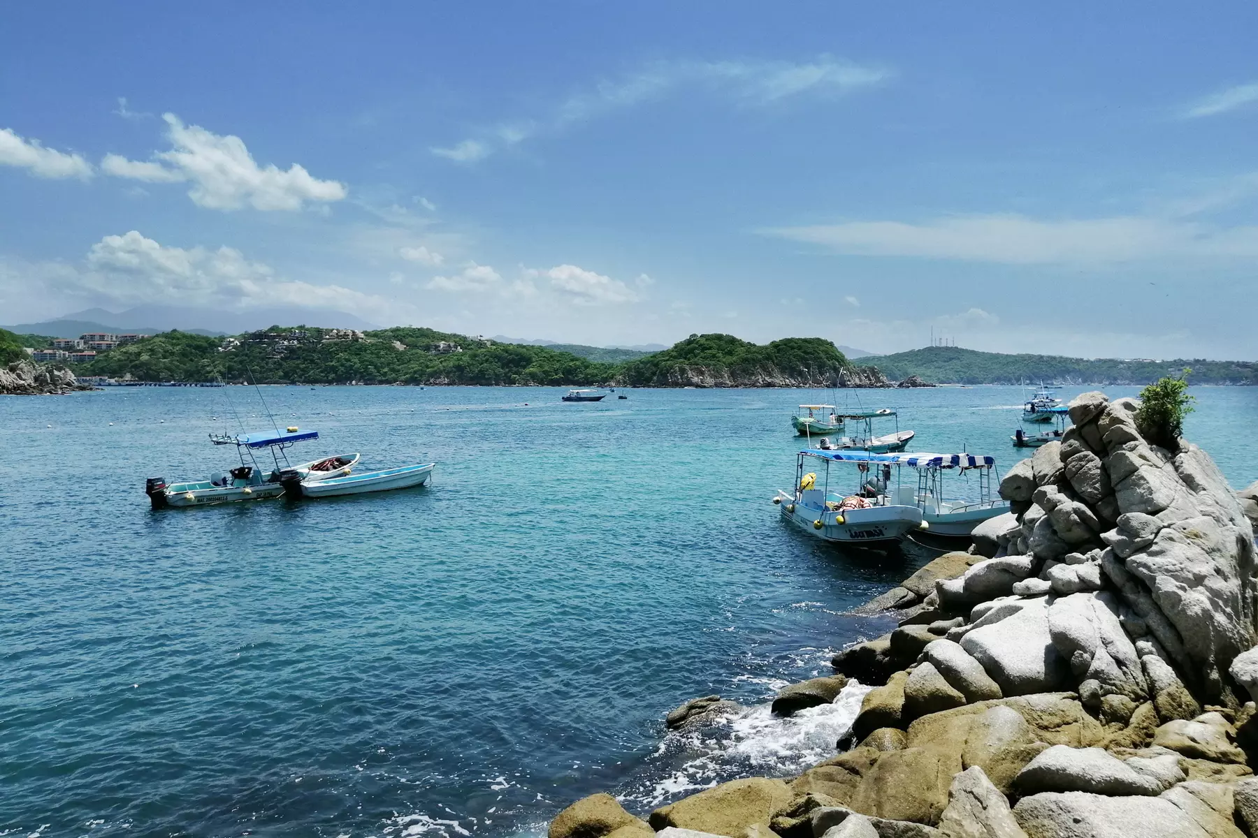 Barche sull'acqua a Huatulco, in Messico