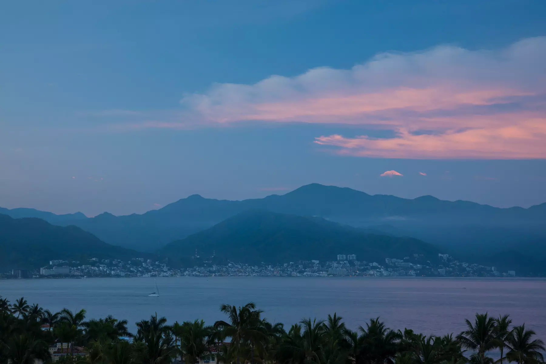 Banderas-öböl és Puerto Vallarta belvárosa hajnalban a Velas Vallarta Hotelből; Puerto Vallarta, Jalisco, Mexikó.