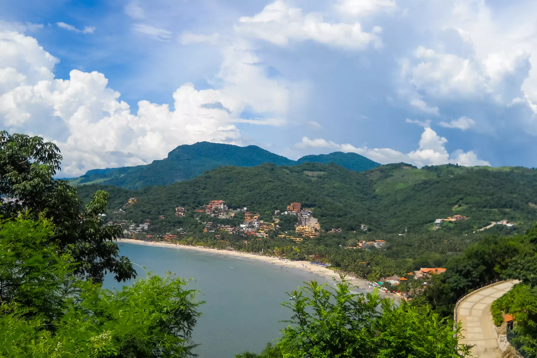 Veduta aerea dell'acqua e degli edifici sulla scogliera a Ixtapa-Zihuatanejo