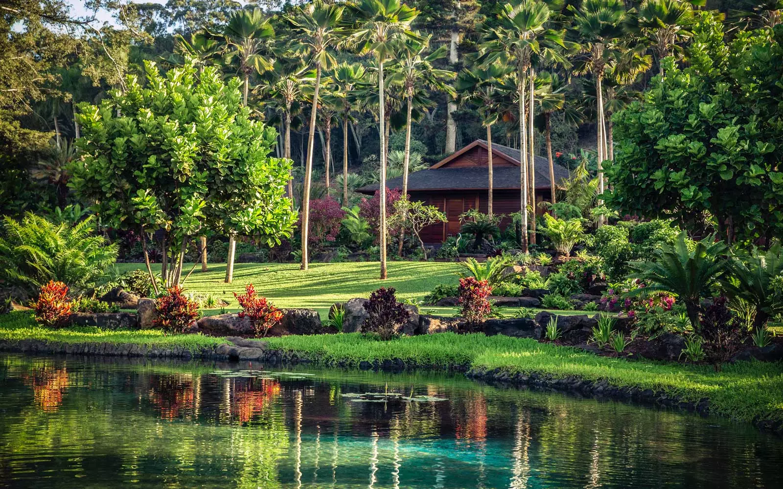 Zahrada v hotelu Four Seasons Lanai v Koele, Lanai, Hawaii