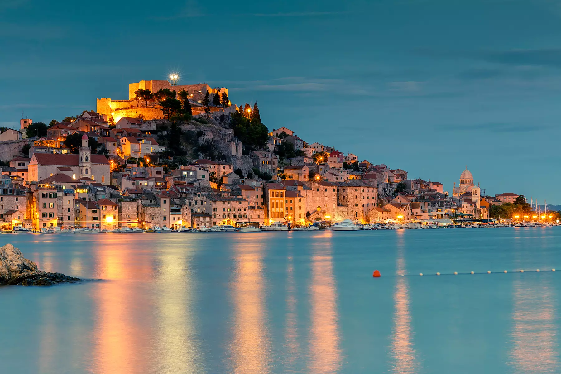 Gamlebyen i Sibenik Kroatia om natten