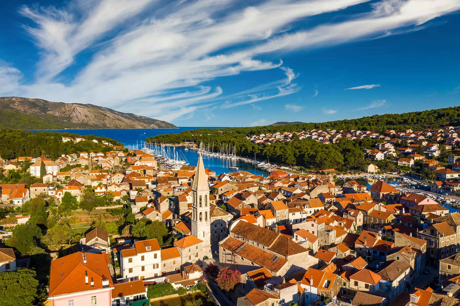 Luftfoto av Stari Grad, en by på øya Hvar, Kroatia