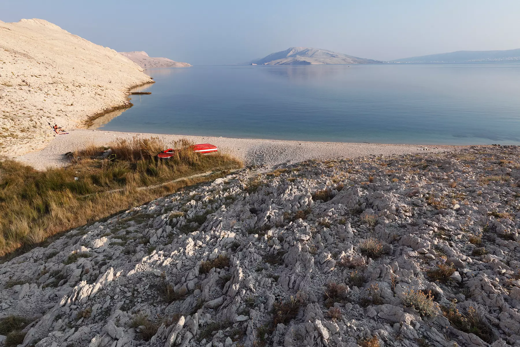 An Chróit, Adria, Dalmatia, Radharc ar oileán pag le cuan rucica