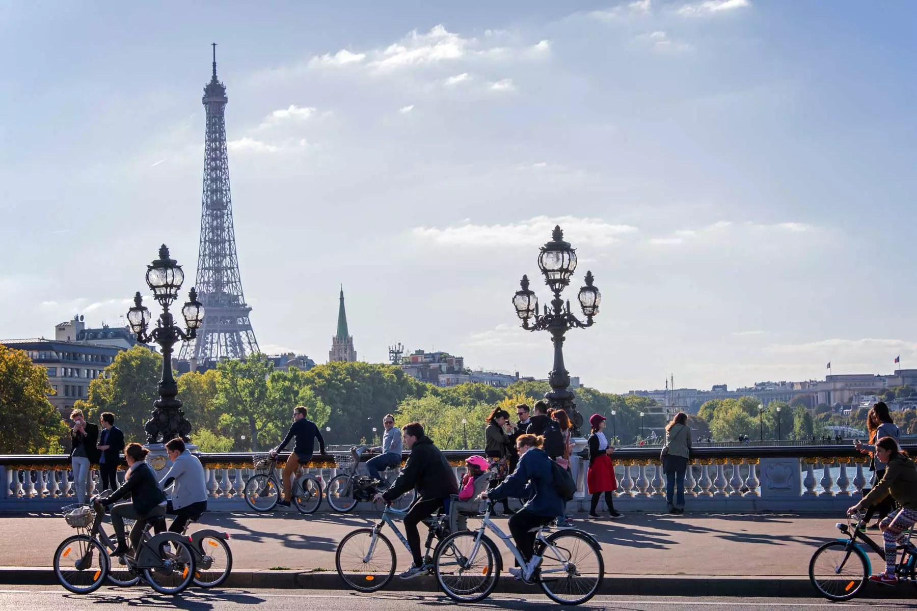 Folk nyder en bilfri dag i Paris, Frankrig