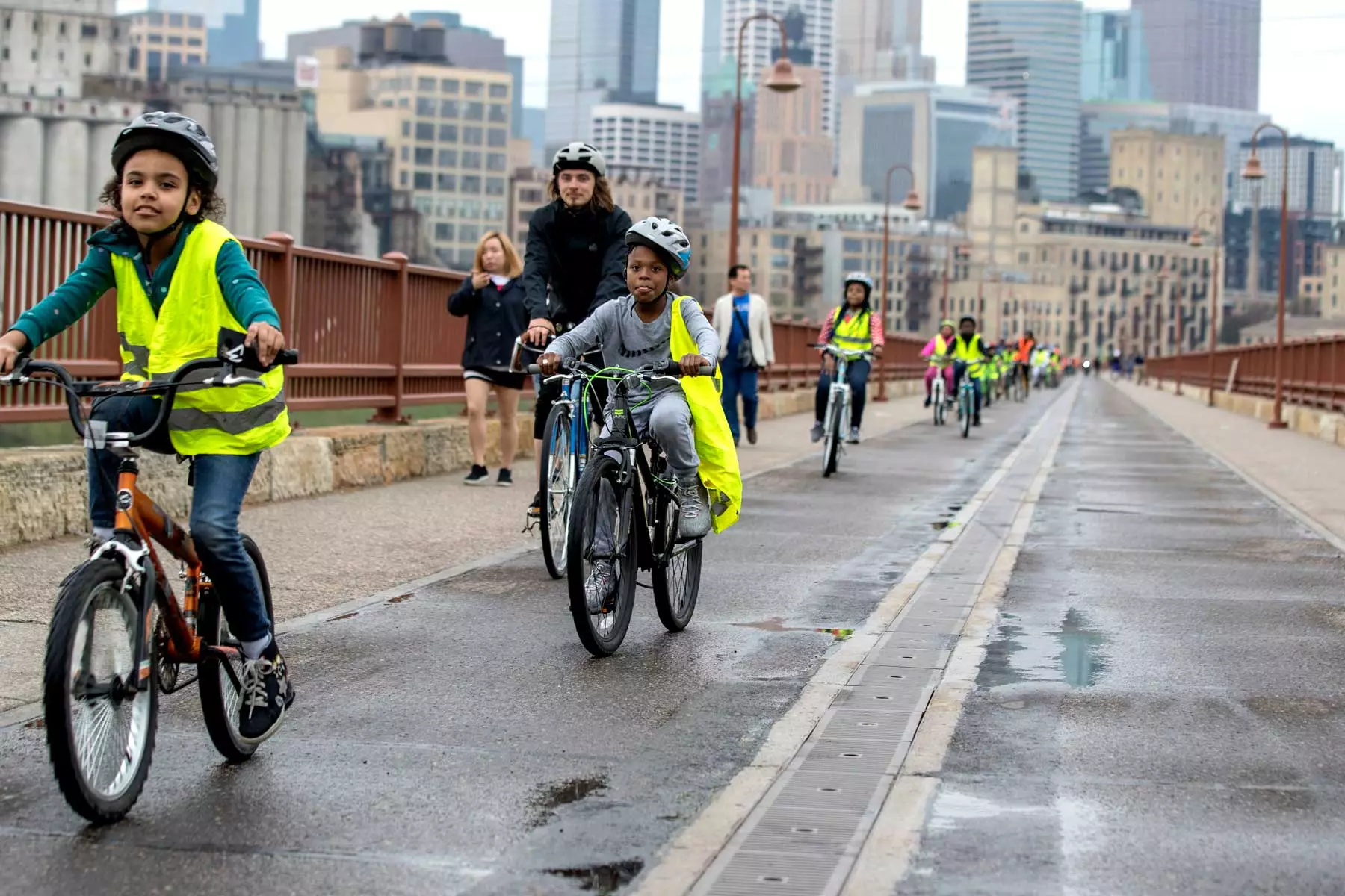 diákok Pillsburyből, Nellie Stone Johnsonból, Lucy Laney-ből, a Bethune Communityből és a Whittier International Elementary útról a Stone Arch Bridge-en keresztül