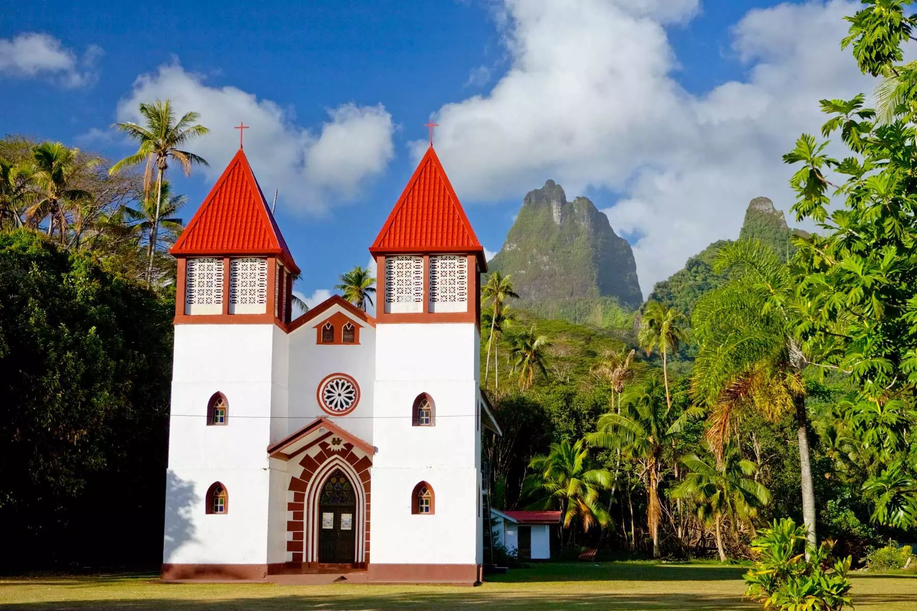Κόκκινη και λευκή προτεσταντική εκκλησία Moorea, με φόντο το όρος Tohiea, στο νησί Moorea