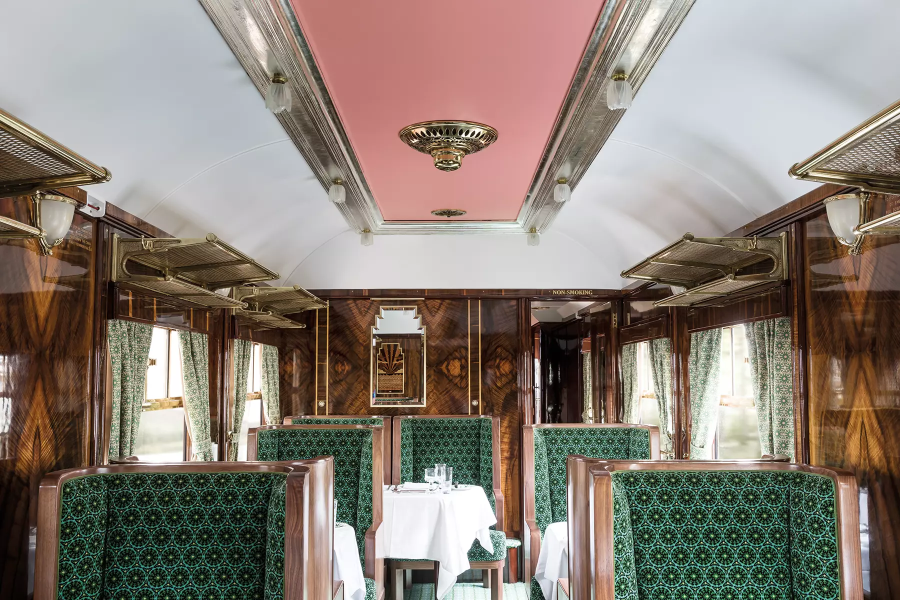 Η τραπεζαρία στο βρετανικό Pullman, A Belmond Train x Wes Anderson