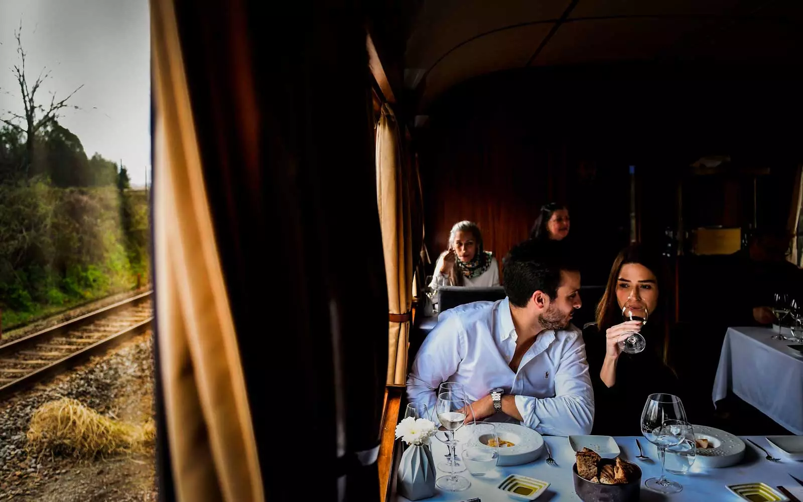 Ang magtiayon nangaon sakay sa Presidential Train sa ilang biyahe paingon sa Douro, amihanan sa Portugal, niadtong Abril 8, 2018.