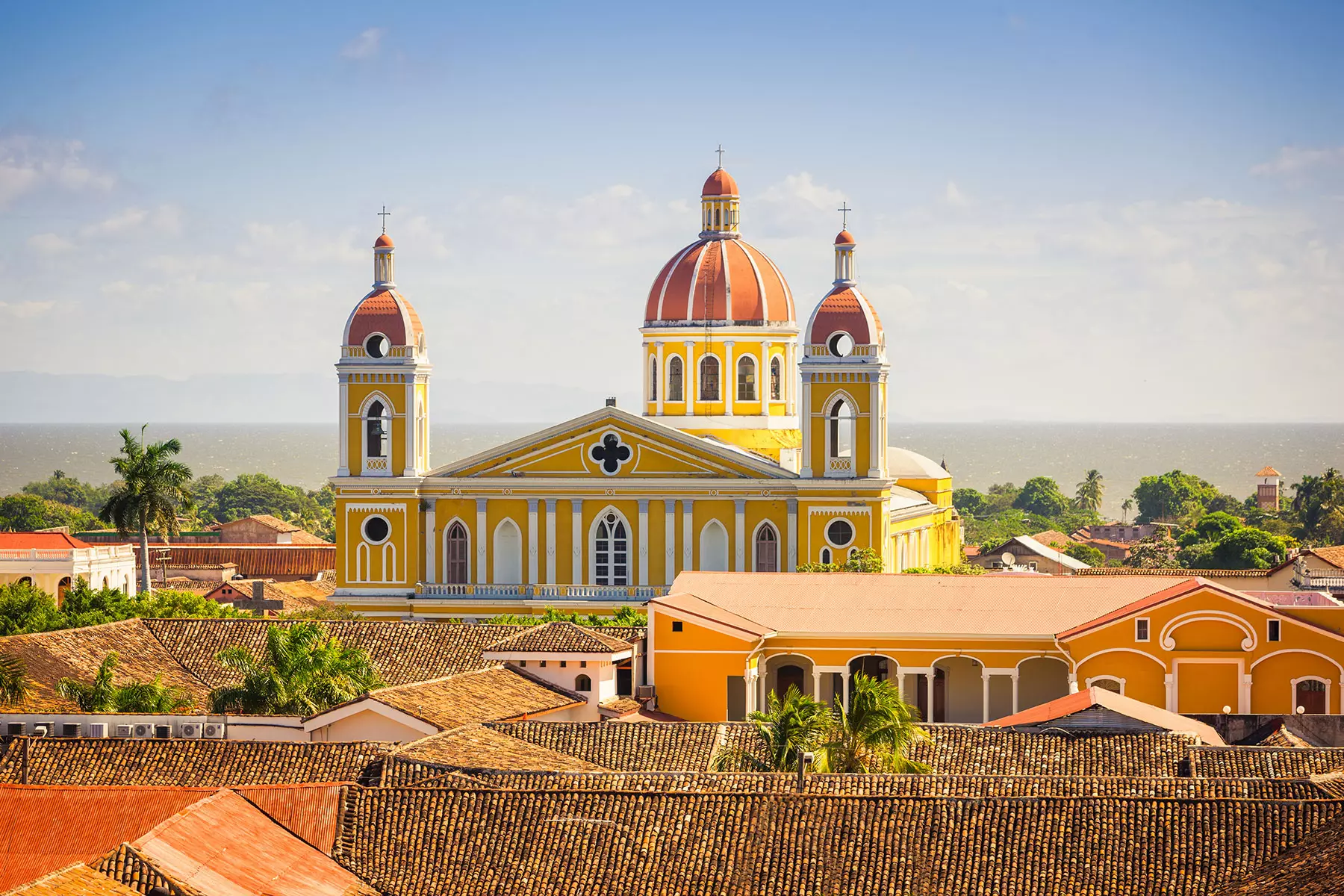 Tazama kuelekea Kanisa Kuu la Granada, Picha maarufu ya Jiji la Grenada kutoka juu chini ya anga ya buluu ya kiangazi.