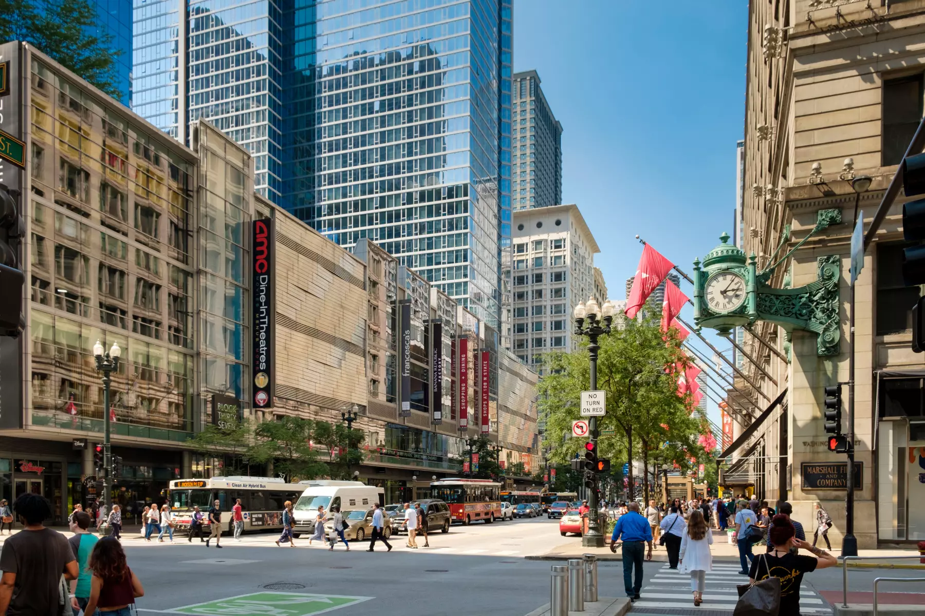 State Street un Marshall Fields ar cilvēkiem pilsētas centrā, Čikāgā, Ilinoisā