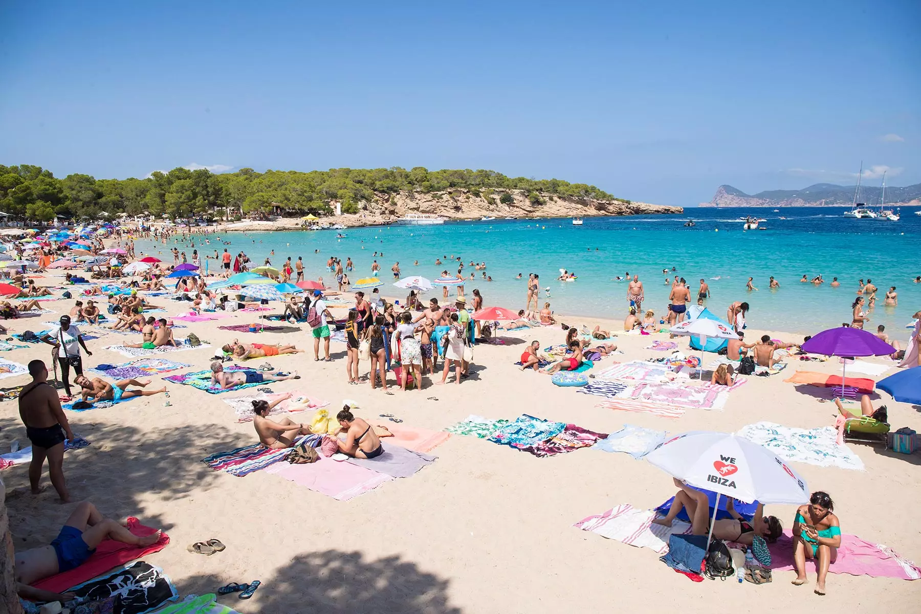 Ndị mmadụ na-enwe obi ụtọ n'akụkụ osimiri na Ibiza