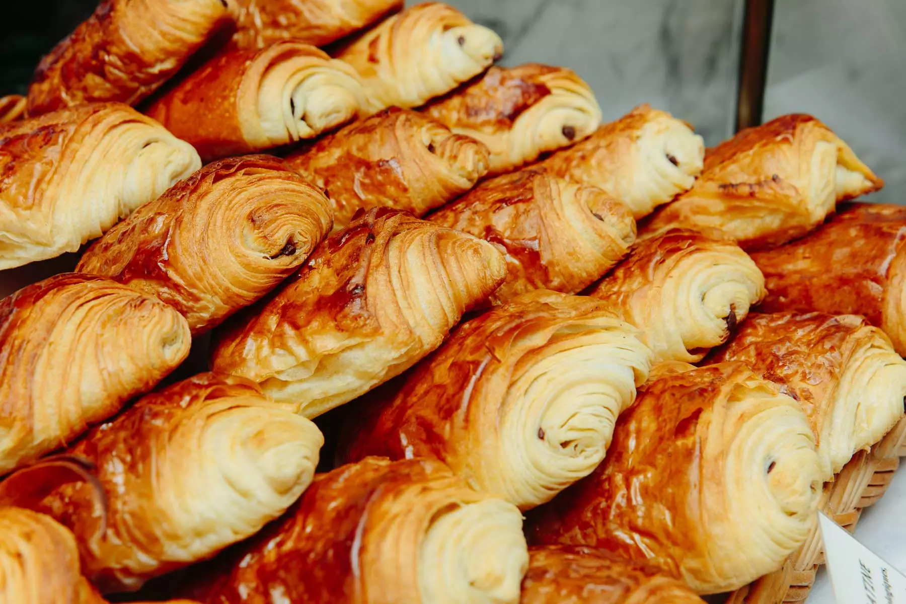 ပြင်သစ်၊ ပါရီမြို့ရှိ Du Pain et Des Idées တွင် Pains au chocolat