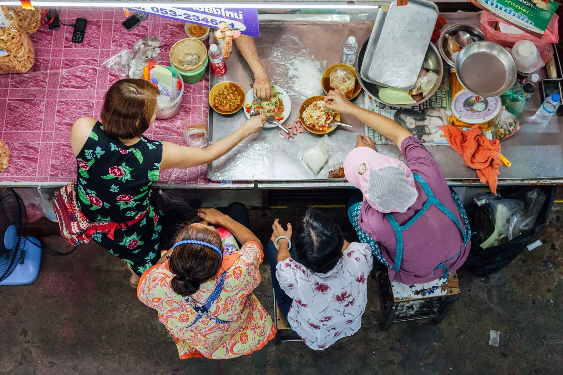 Thailändsk mat på en gatumarknad i Chiang May, Thailand