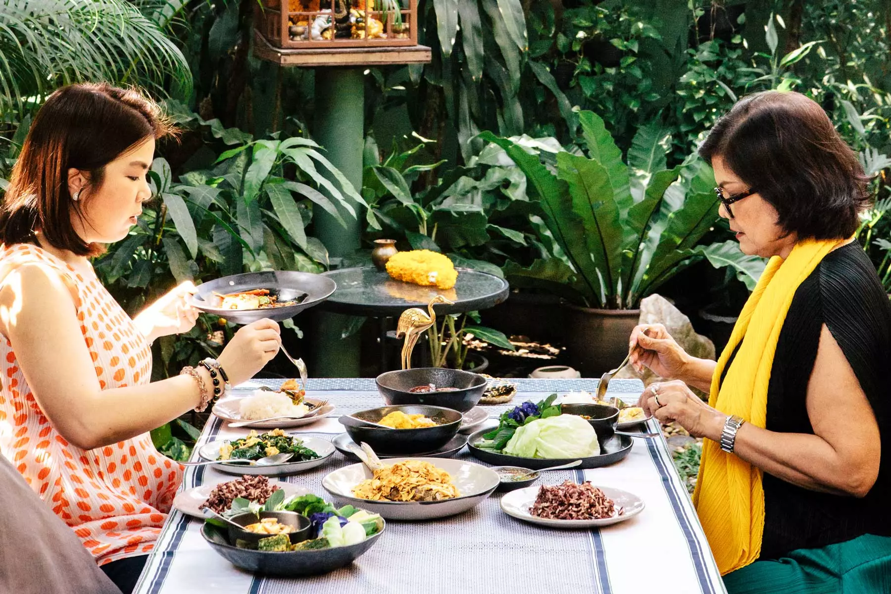 Ang mga tag-iya sa Khua Kling Pak Sod restaurant sa Bangkok, Thailand