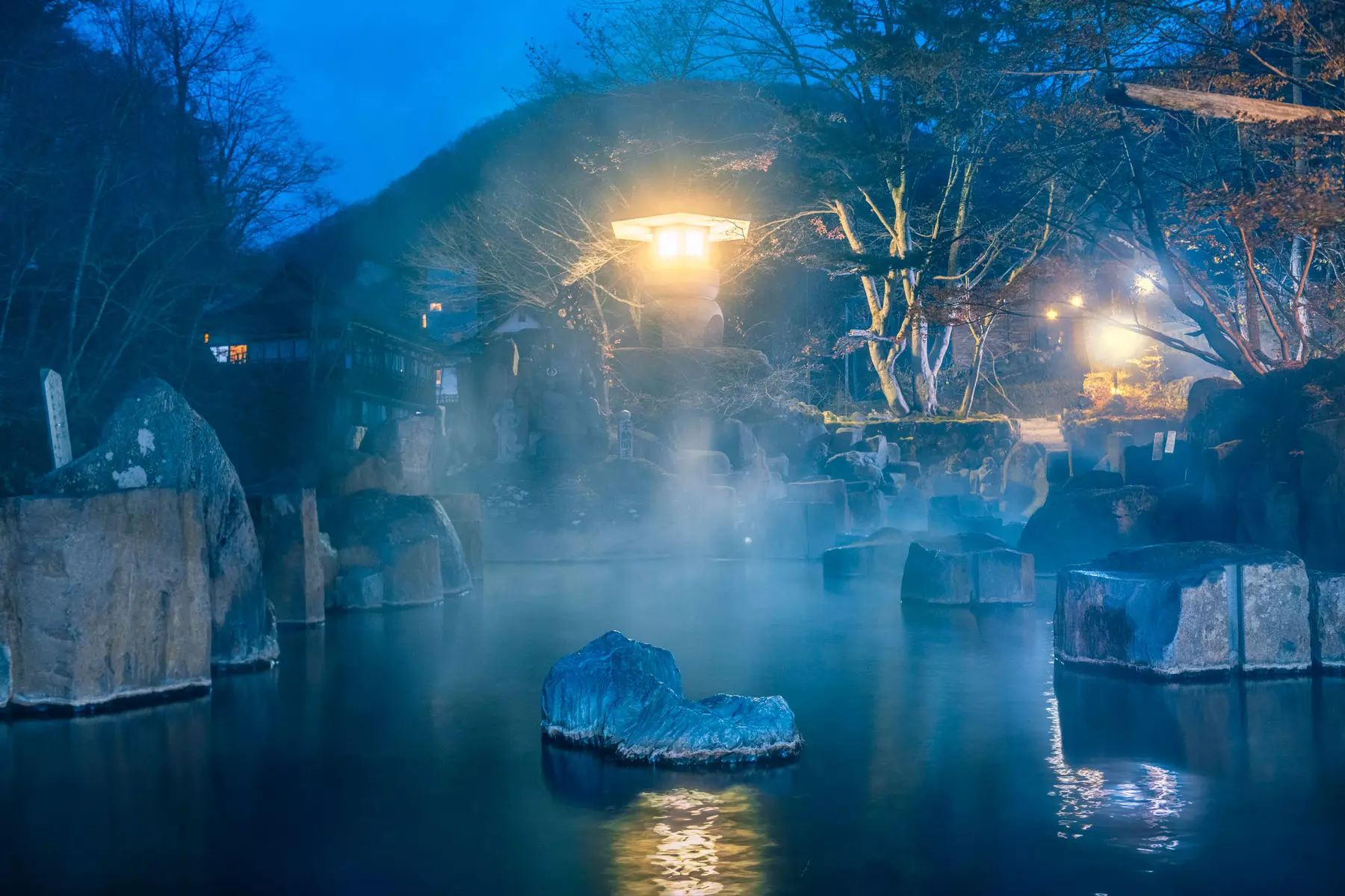 Tradisyonèl Japonè deyò sous dlo cho nan Takaragawa Onsen, Gunma Prefecture, Japon pandan lannwit lan.