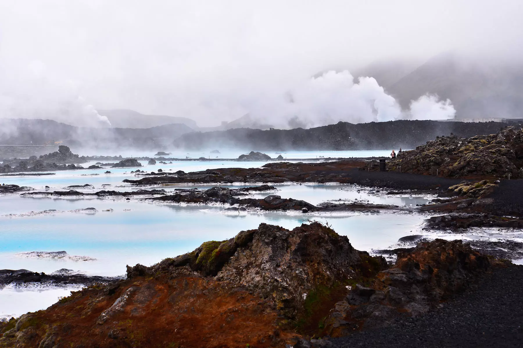 ทะเลสาบสีฟ้าและโขดหินใน Grindavik, Iceland