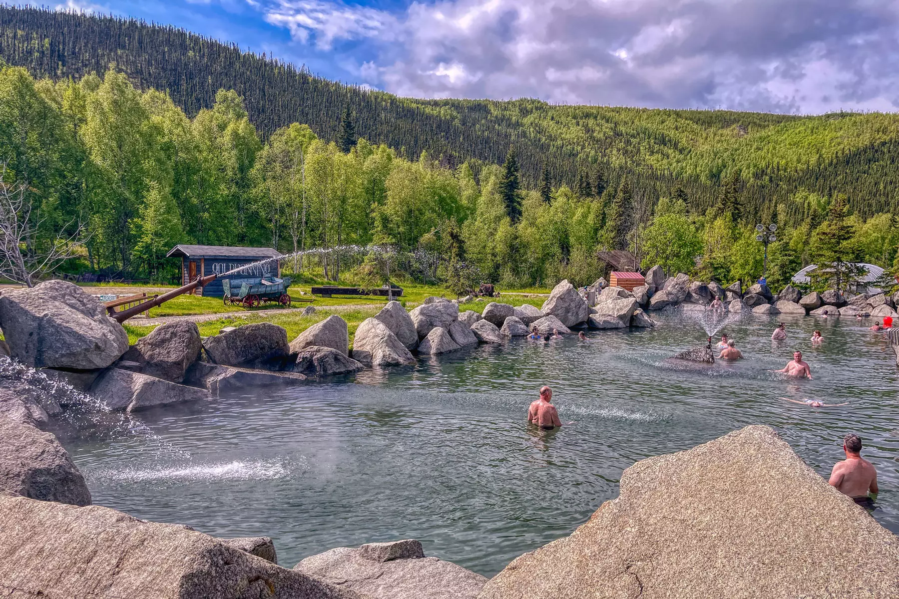 Anthu akupumula ku Chena Hot Springs nthawi yachilimwe