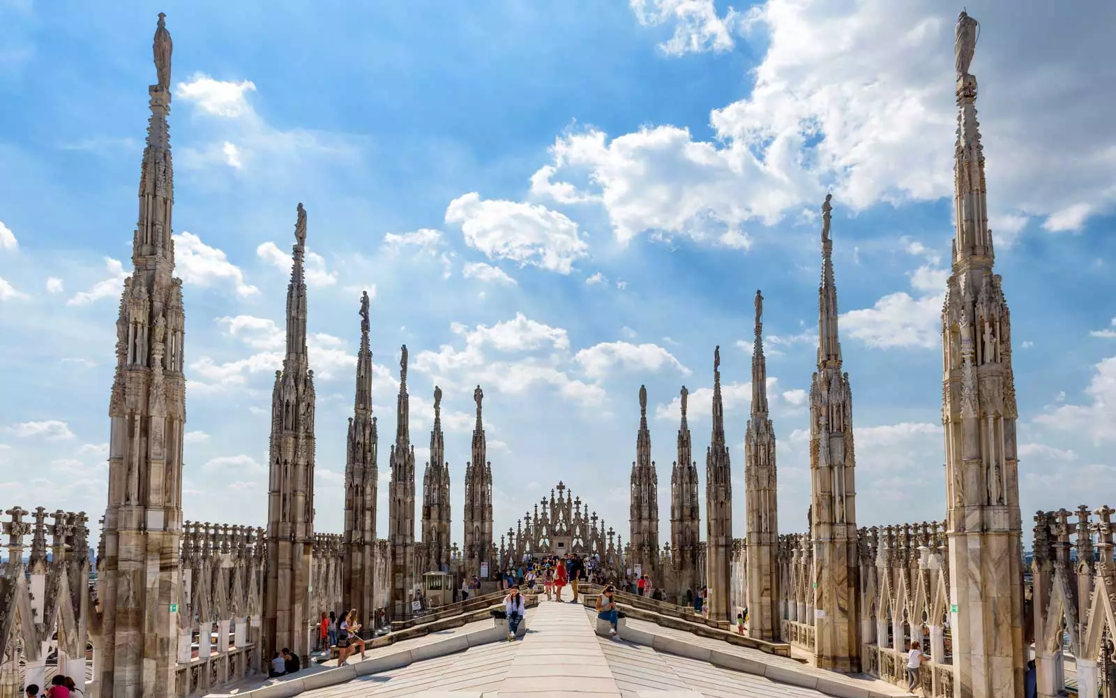 Os turistas visitan o tellado da Catedral de Milán (Duomo di Milano).