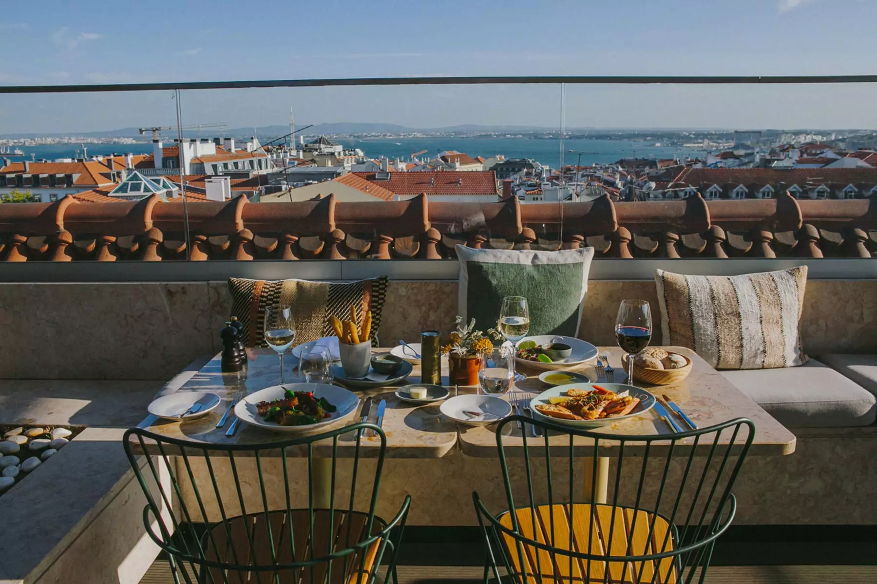 Јадење на покривот со поглед на Лисабон од Лумиарес
