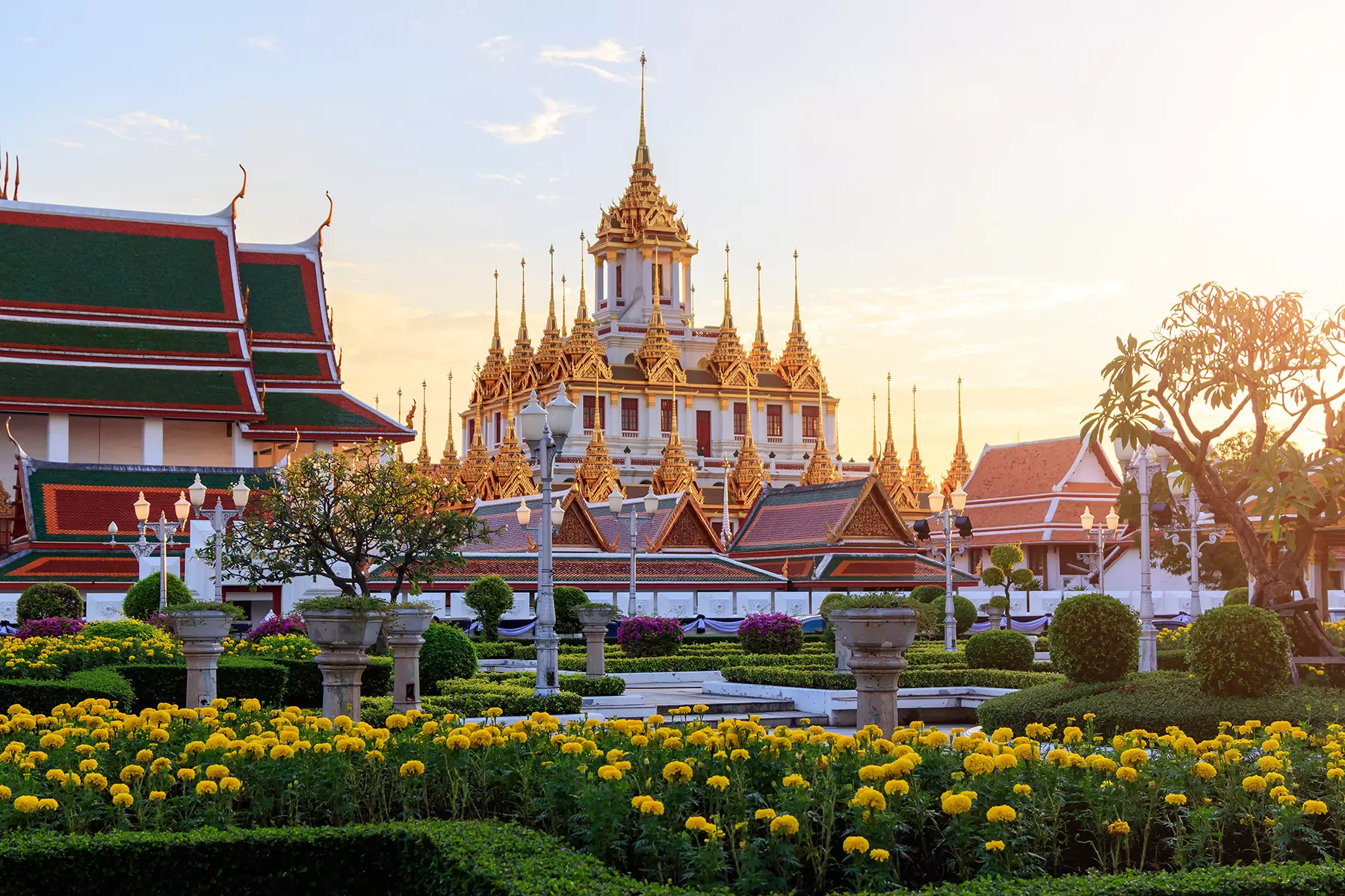 Όμορφος ουρανός και ναός Wat Ratchanatdaram στην Μπανγκόκ, Ταϊλάνδη. Ταϊλανδική αρχιτεκτονική: Το περίπτερο Wat Ratchanadda, Loha Prasat και Traditional Thai είναι από τα καλύτερα ορόσημα της Ταϊλάνδης.