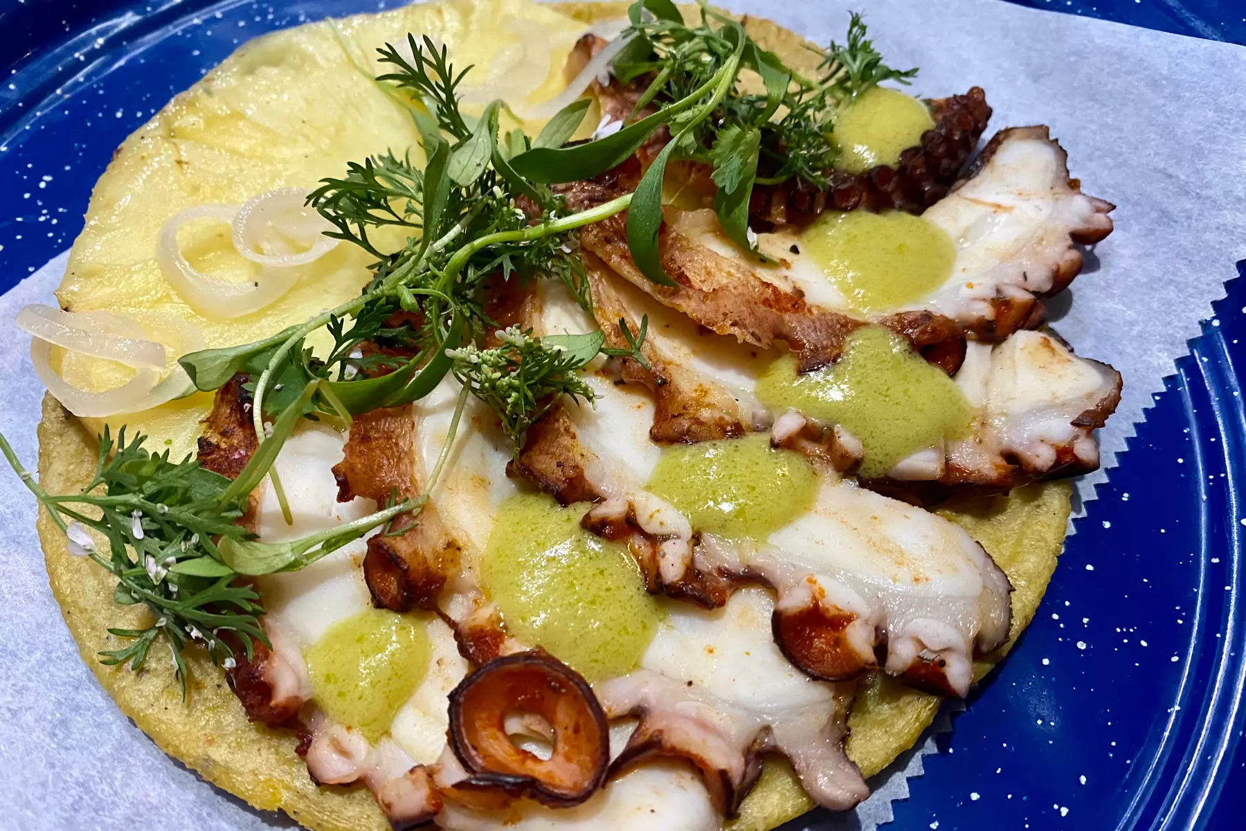 Un taco de pulpo de Revolver Taco Lounge en Dallas