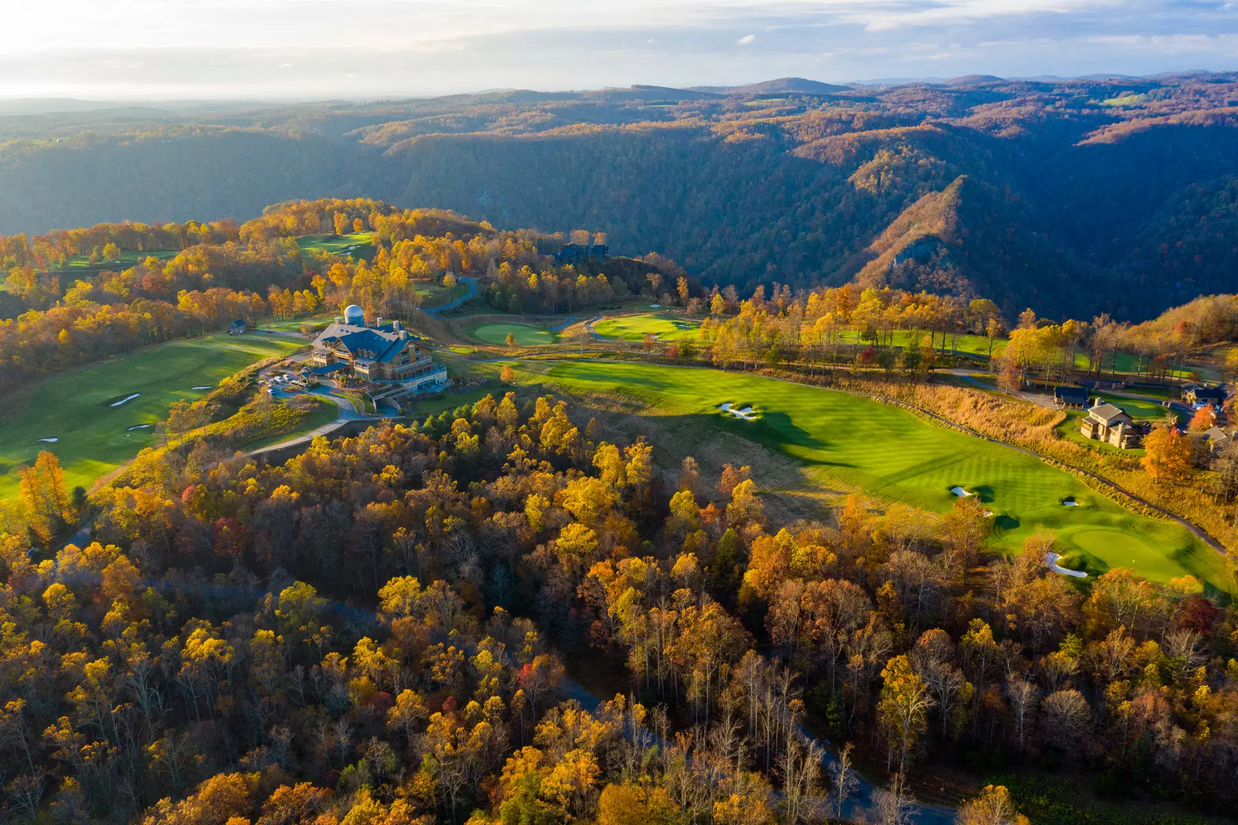 Letecký pohľad na rezort Primland počas jesene